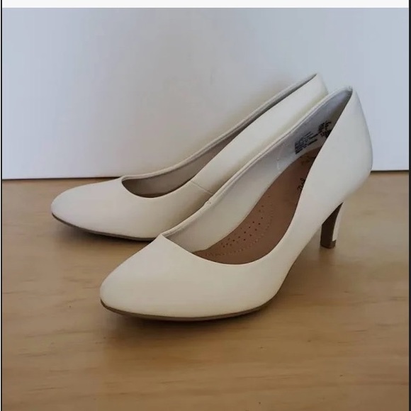 dexflex comfort | Shoes | Nwt Dexflex Comfort White Shoes Low Heels ...